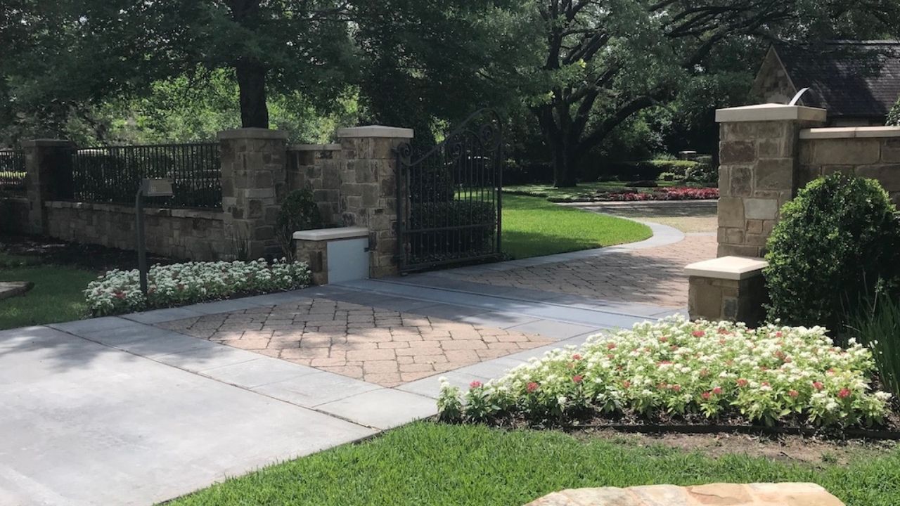 Slimline Gates Protect Against Low Level Street Flooding - FloodBreak ...
